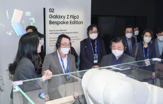 [MWC '22] 부스 둘러보는 SKT 유영상‧삼성 노태문