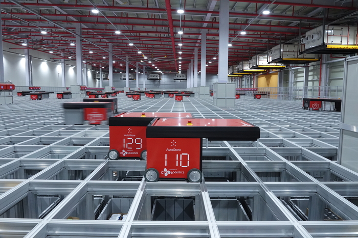 [르포]178兆 글로벌 CBE 공략 ‘CJ대한통운 인천GDC’…140대 ‘물류 로봇’ 일사분란 ‘척척’